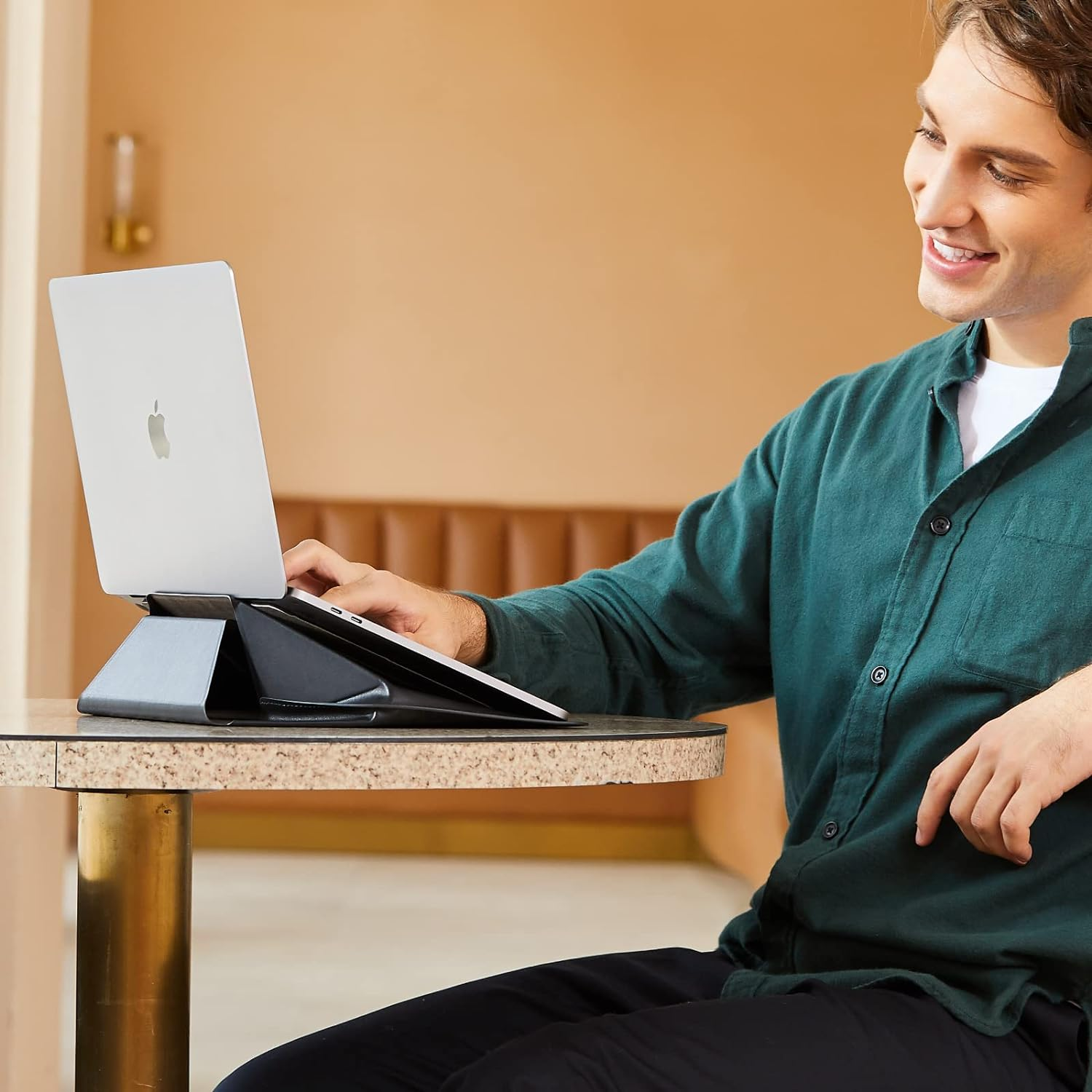 スマートなライフスタイルを実現するMOFTのおすすめスタンド5選｜FUNDAY